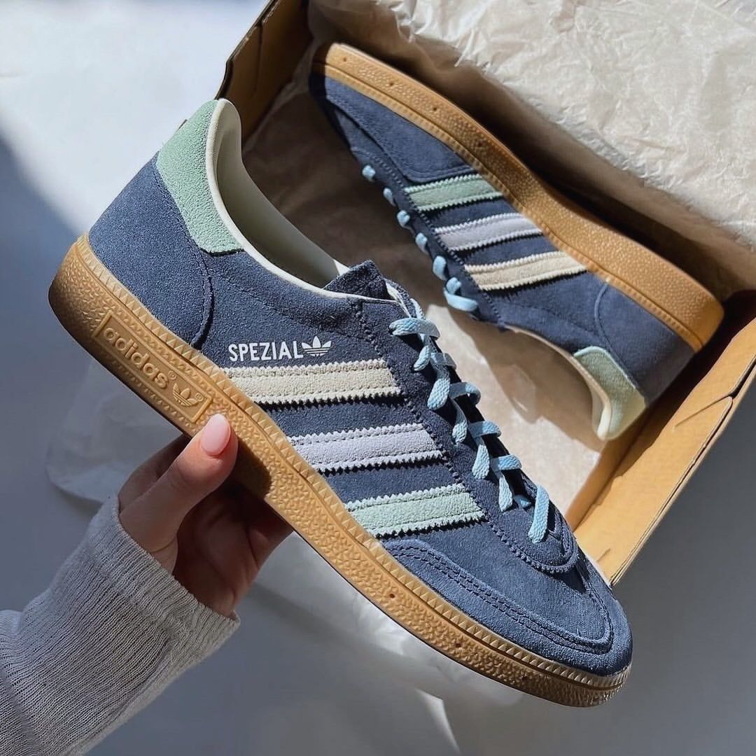 👟adidas HANDBALL SPEZIAL 休閒鞋 IG1967 藍綠白色｜霧藍色｜蘋果綠｜白色｜焦糖底｜皮革｜麂皮｜平底鞋｜男女通用款 ...
