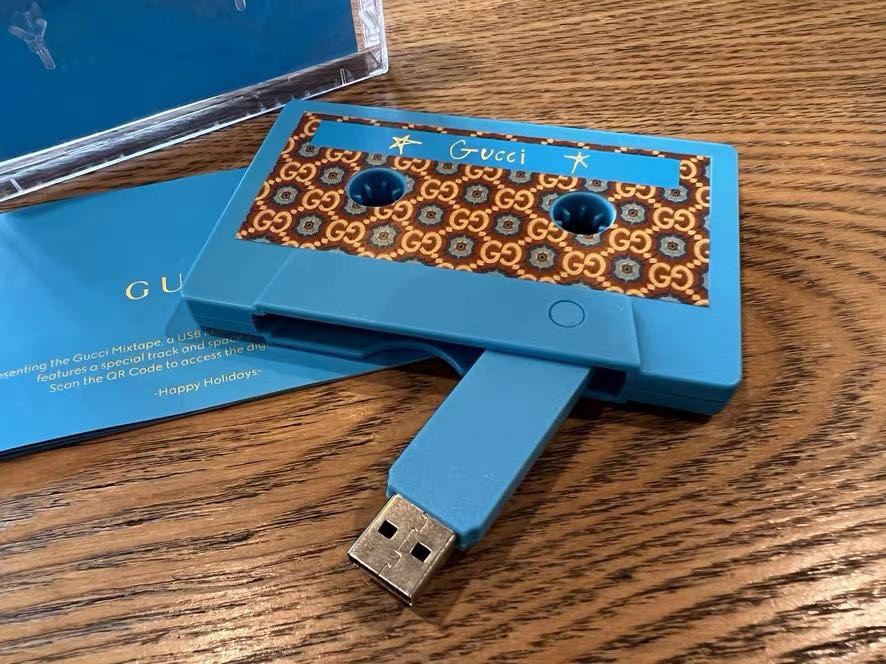 新限期促！絕版品 GUCCI 古馳 USB STICK 磁帶 卡帶 造型 隨身碟 專櫃 原廠正櫃公司貨, 名牌精品, 精品配件在旋轉拍賣