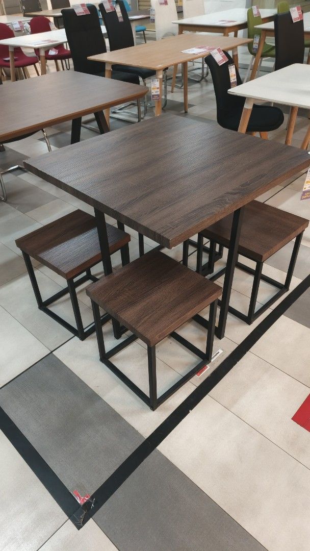 Meja Makan dan 4 Kursi Ozon Ex Display Atria, Perabotan Rumah di Carousell