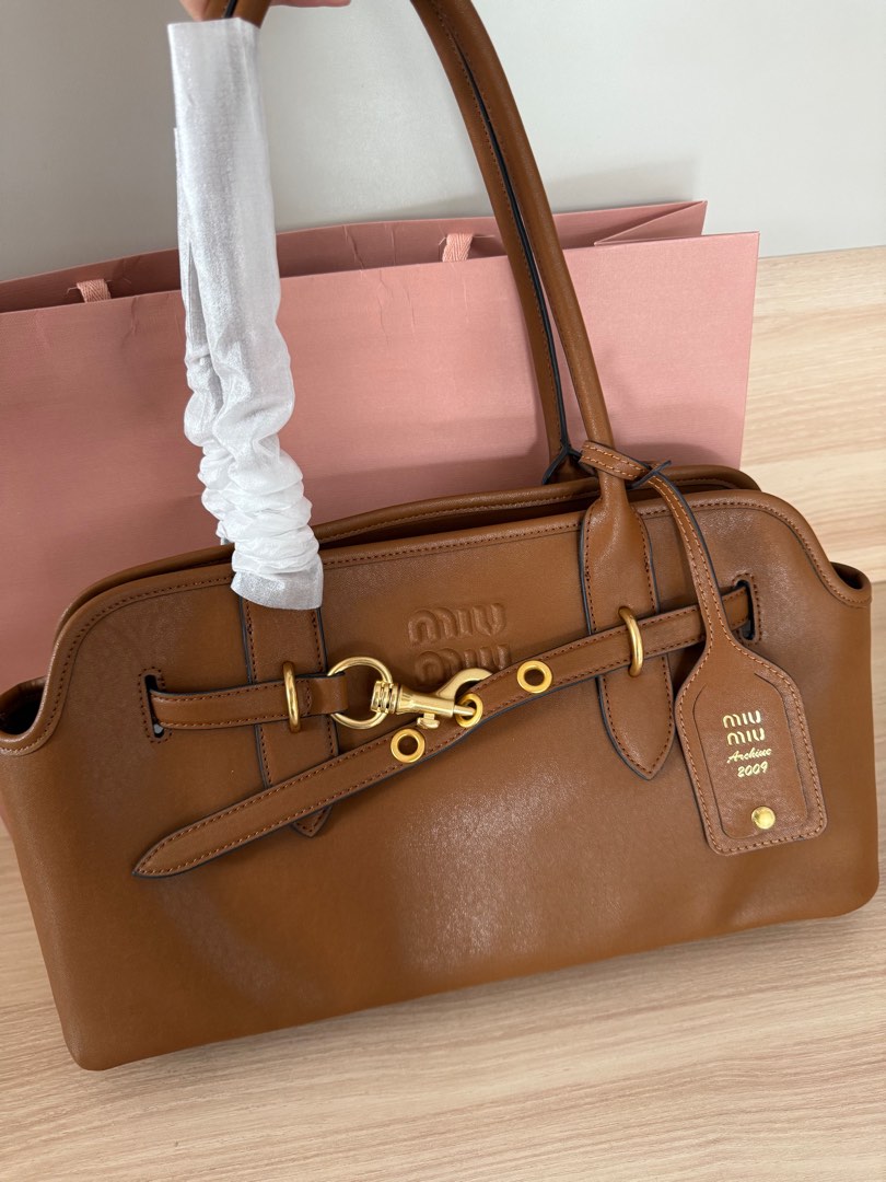 Miu miu aventure bag east west luxco hideluxury mmluxe, Barang Mewah ...