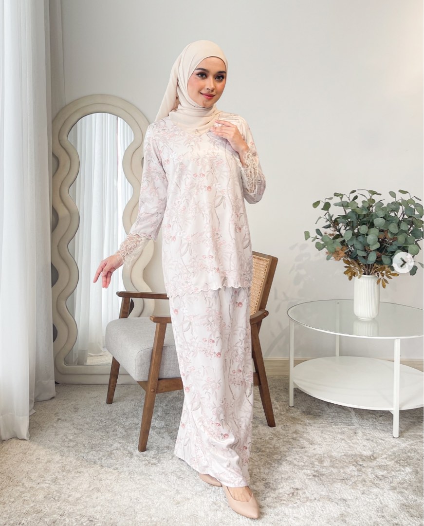 PRELOVED Theins Deeja Kurung 3.0 Remiyn Satin Raya 2025, Women's Fashion, Muslimah Fashion, Baju ...