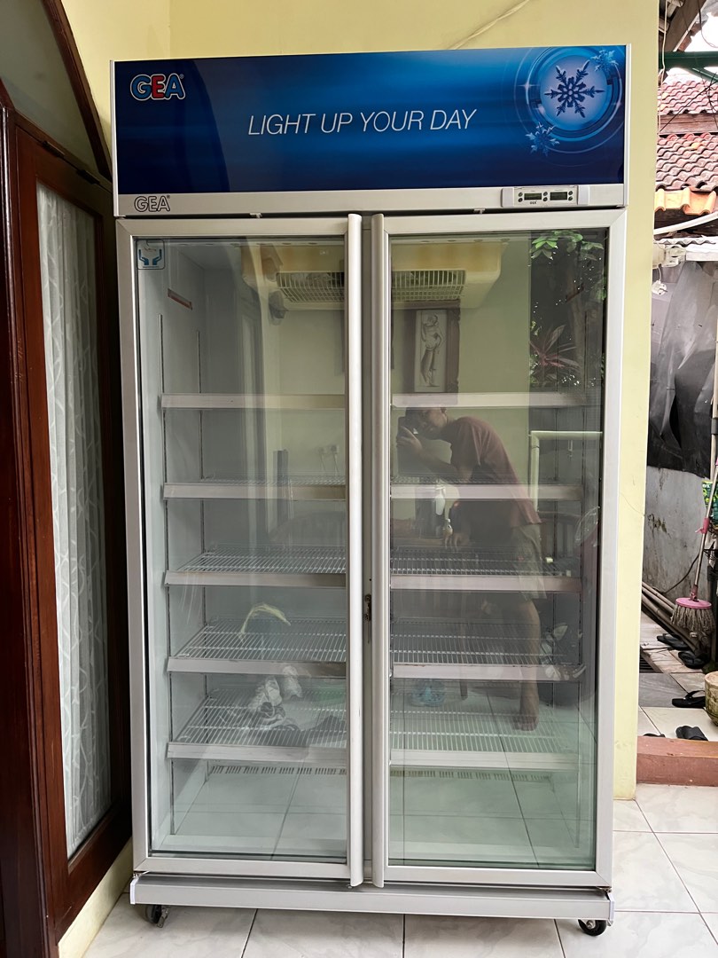 Showcase cooler 2 pintu GEA expo 1050 AH/CN, Elektronik, Lainnya di ...