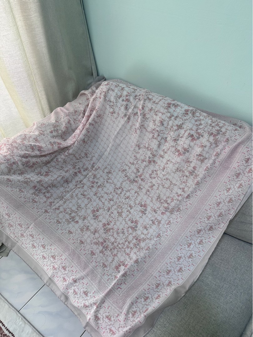 Tudung Ruffle x Wardah printed bawal square black label Laura Glow ...