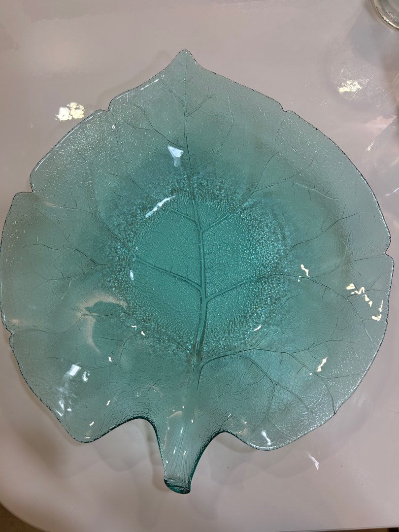 Unique serving plates - green leaf shape. Perfect for an Island theme ...