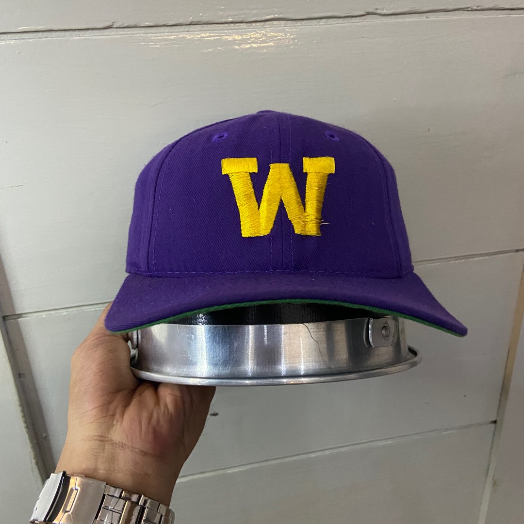 Topi caps legacy inisial W, Barang Mewah, Pakaian di Carousell