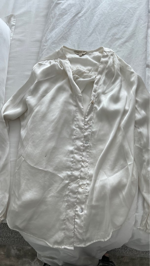 Et cetera kemeja putih satin, Fesyen Wanita, Pakaian Wanita, Atasan di Carousell