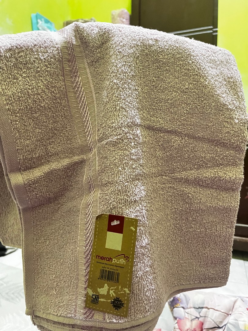 Handuk merah putih, Olshop Fashion, Olshop Muslim di Carousell