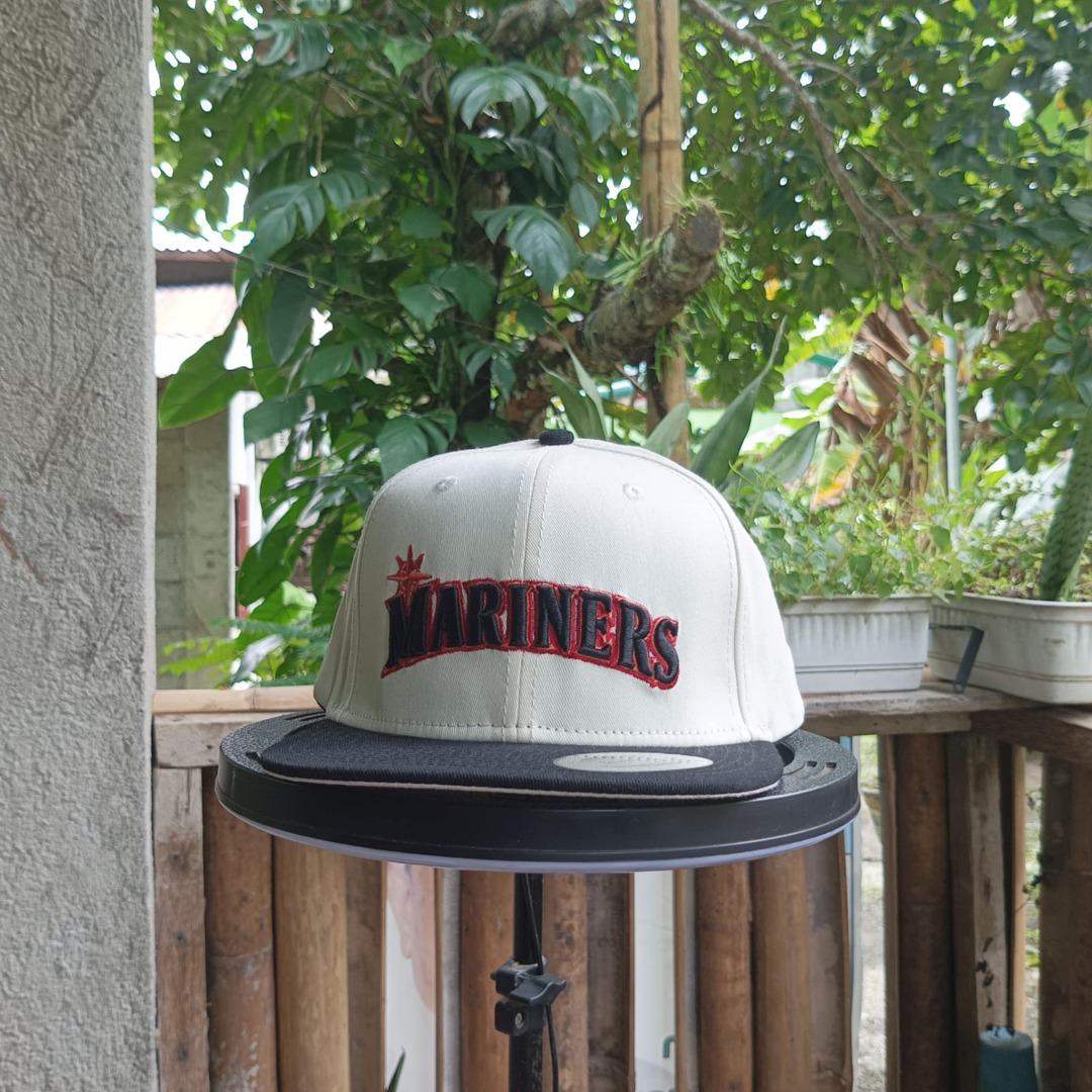 "MARINERS," embroidered in red on the front, Men's Fashion, Watches ...