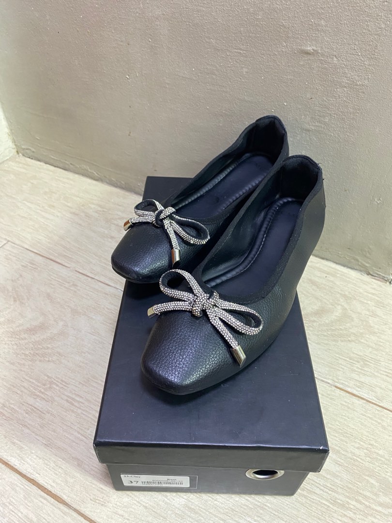 Black Bow Flats CMG, Women's Fashion, Footwear, Flats & Sandals on Carousell