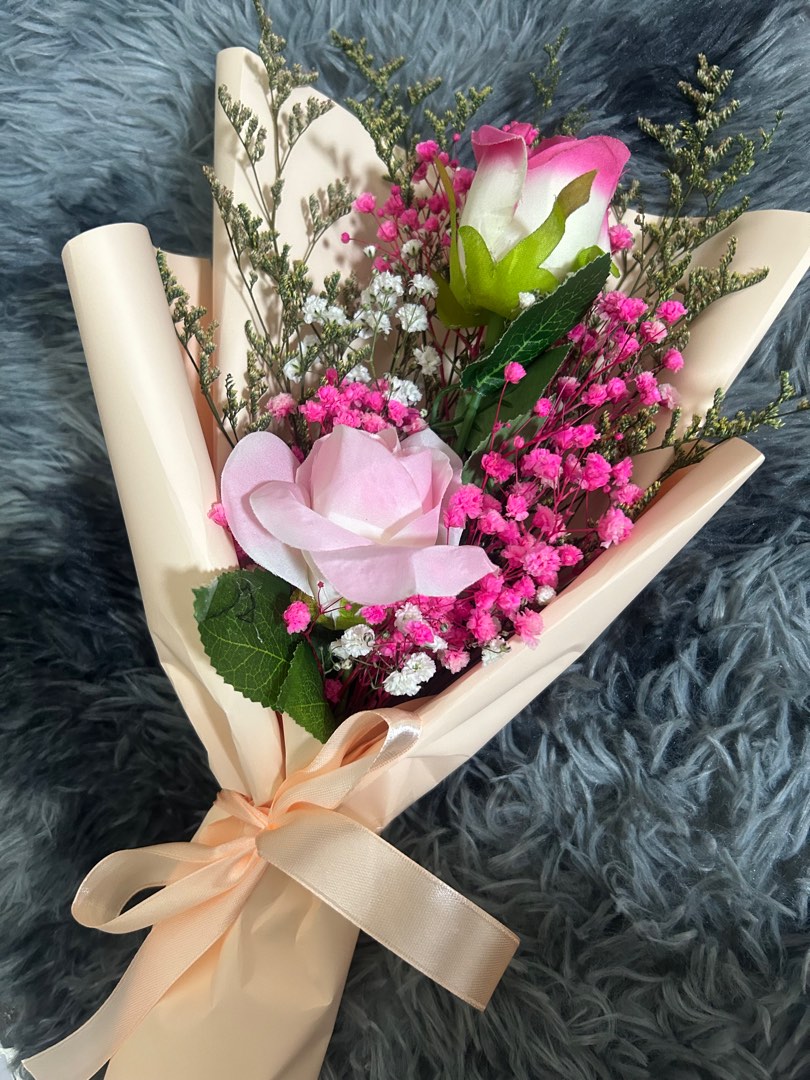 Graduation flower bouquets near NUS/ SIM/ Ngee Ann, Hobbies & Toys, Flowers & Bouquets on Carousell