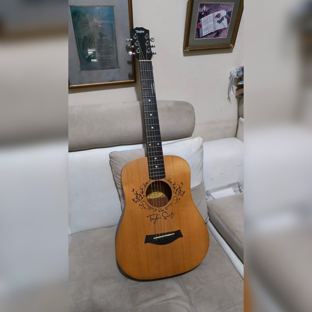 original taylor swift signature guitar, Musik & Media, Alat di Carousell