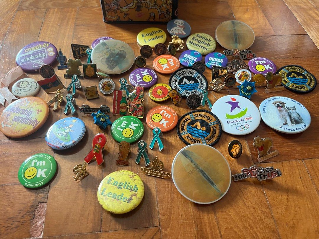 A rare collection of 72 badges/pin up badges, Hobbies & Toys ...