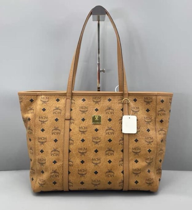 MCM Toni E/W Shopper in Visetos, Cognac, 女裝, 手袋及銀包, 單肩包 - Carousell