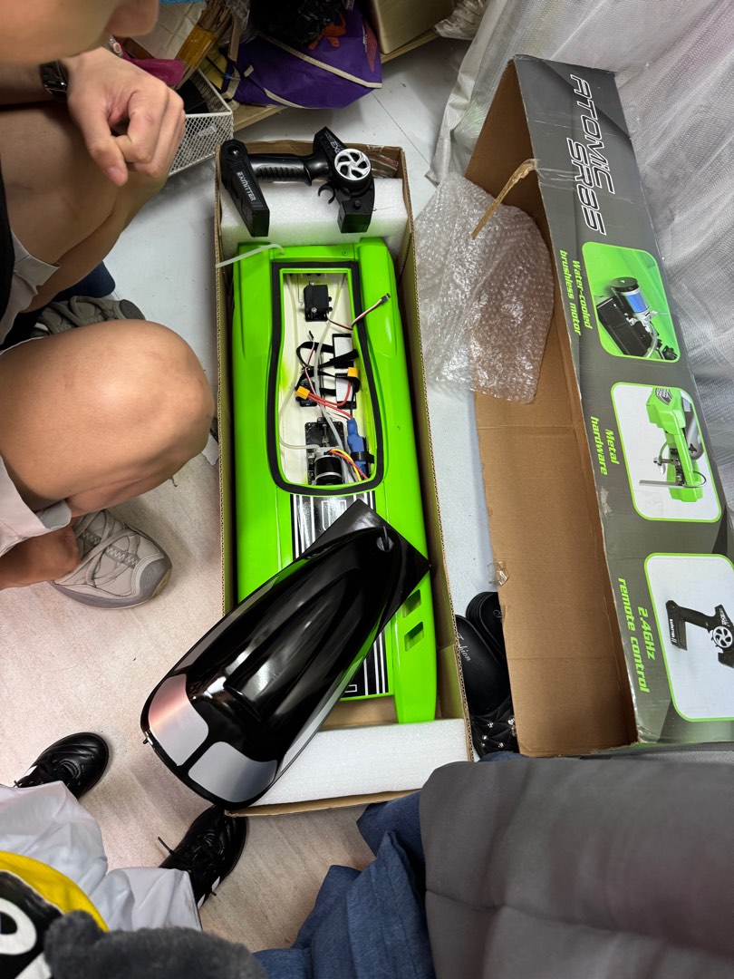 Volantex Atomic SR85 高速搖控船, 興趣及遊戲, 玩具 & 遊戲類 - Carousell