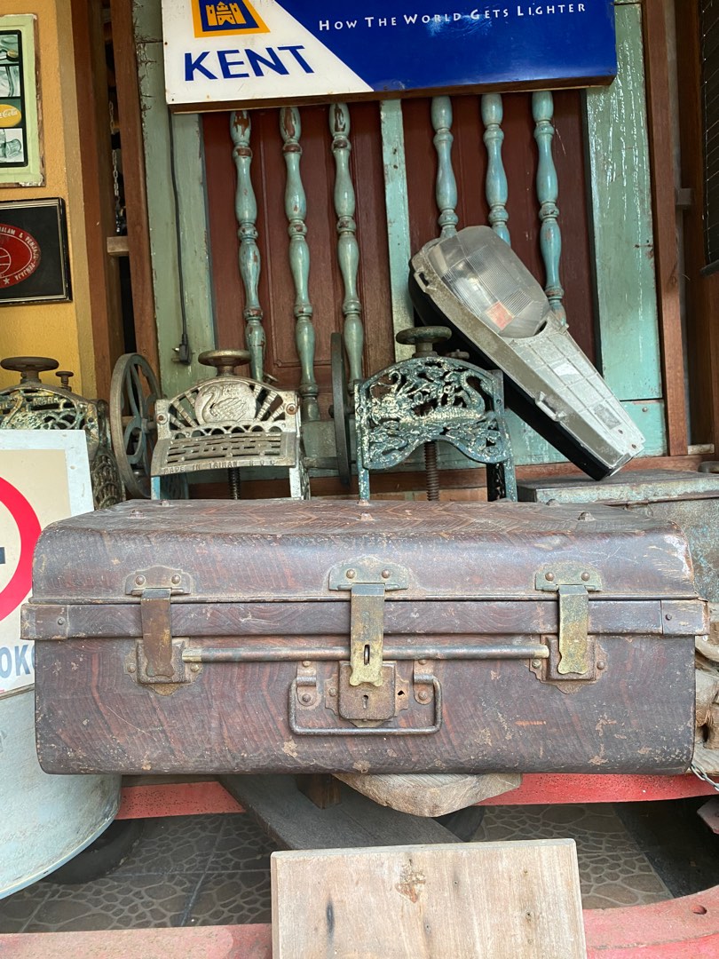 Beg Besi Trunk Antik, Hobbies & Toys, Collectibles & Memorabilia ...
