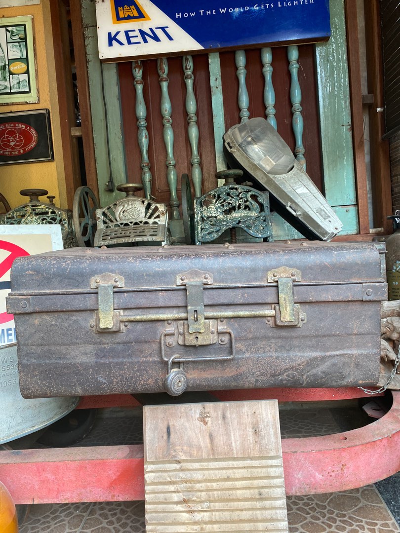Beg Besi Trunk Antik, Hobbies & Toys, Collectibles & Memorabilia ...