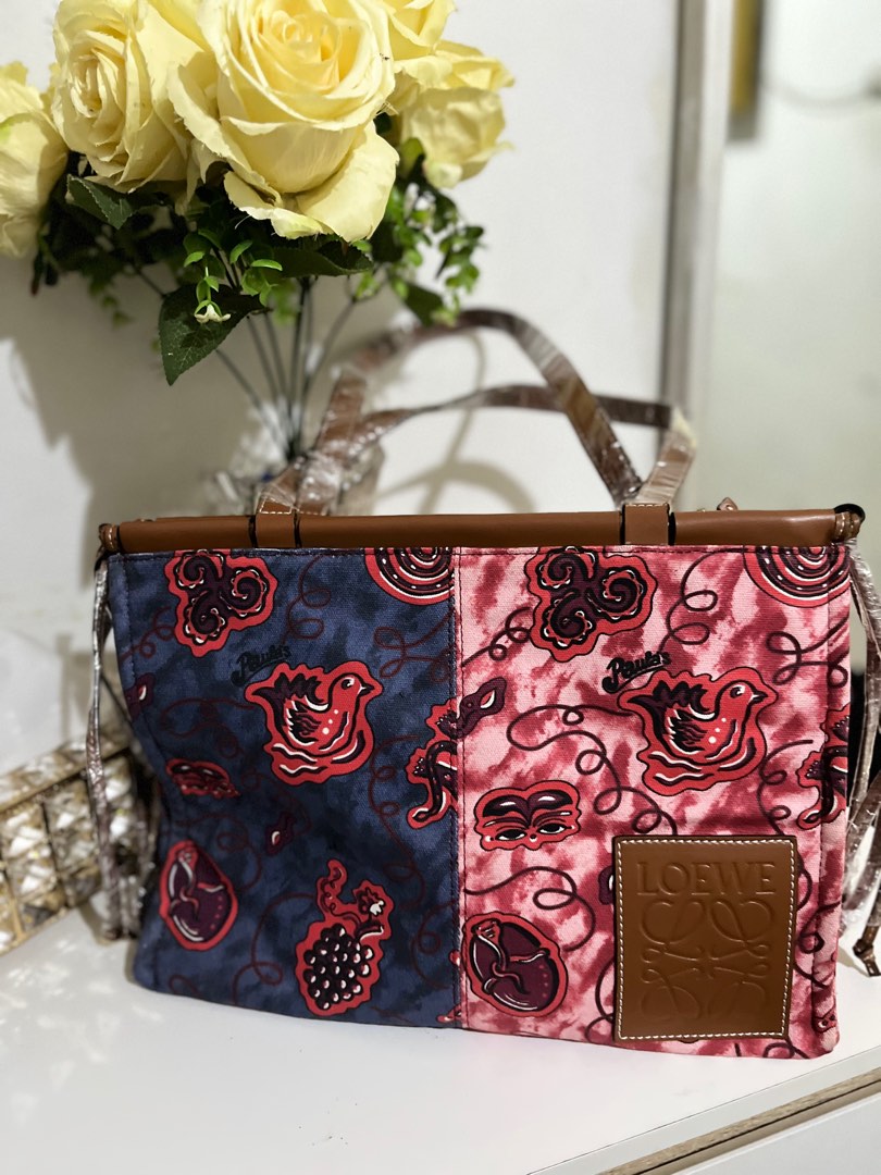 Loewe canvas tote x paula, Barang Mewah, Tas & Dompet di Carousell