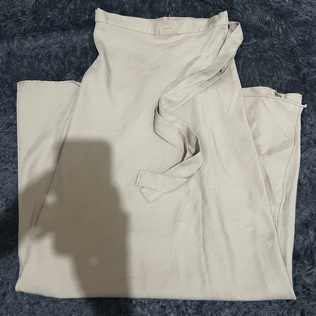 Rok lilit cream, Fesyen Wanita, Pakaian Wanita, Gaun & Rok di Carousell