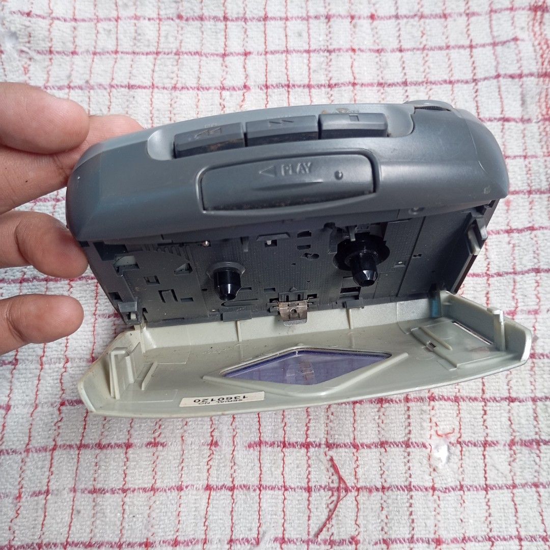 audio buruk rupa - walkman aiwa hs-rmi86 stereo radio cassette player ...