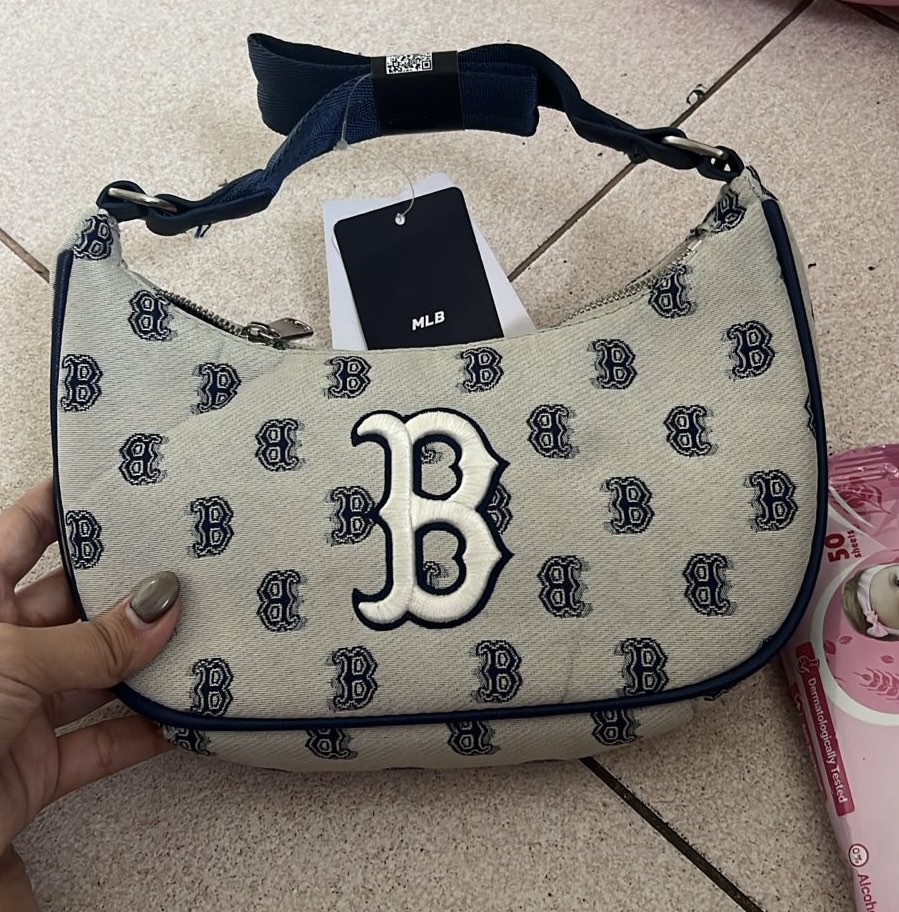 Tas mlb boston bkk, Fesyen Wanita, Tas & Dompet di Carousell