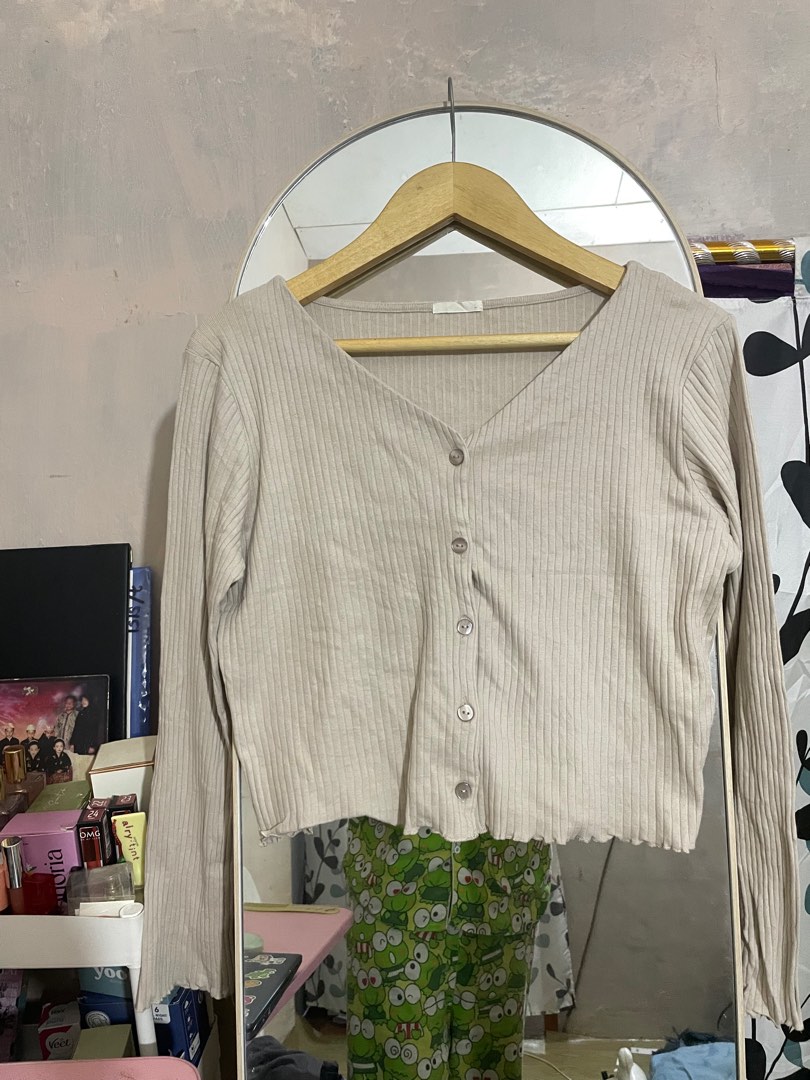 Cardigan Crop Lidi GU by Uniqlo Cream, Fesyen Wanita, Pakaian Wanita ...