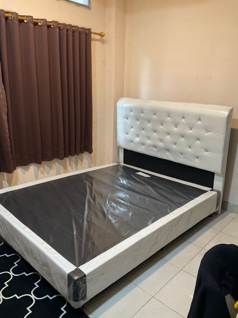 GUHDO Dipan kasur + sandaran 160 x 200 putih baru divan, Perabotan Rumah di Carousell