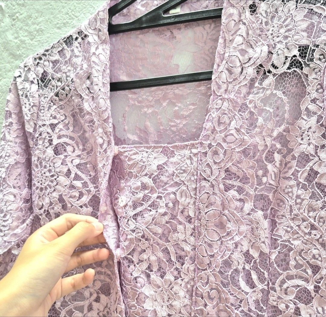 Baju Kebaya Brokat Modern Warna Lilac Lengan Panjang — Baju Tradisional Bali Fesyen Wanita