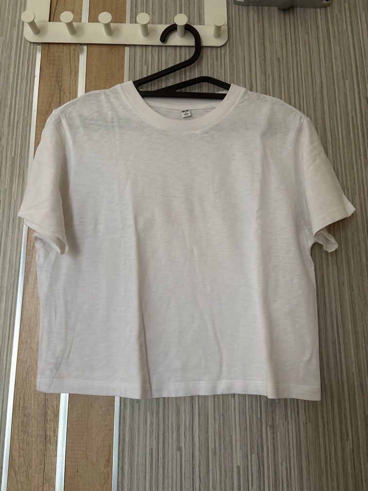 kaos putih uniqlo sz S, Fesyen Wanita, Pakaian Wanita, Atasan di Carousell