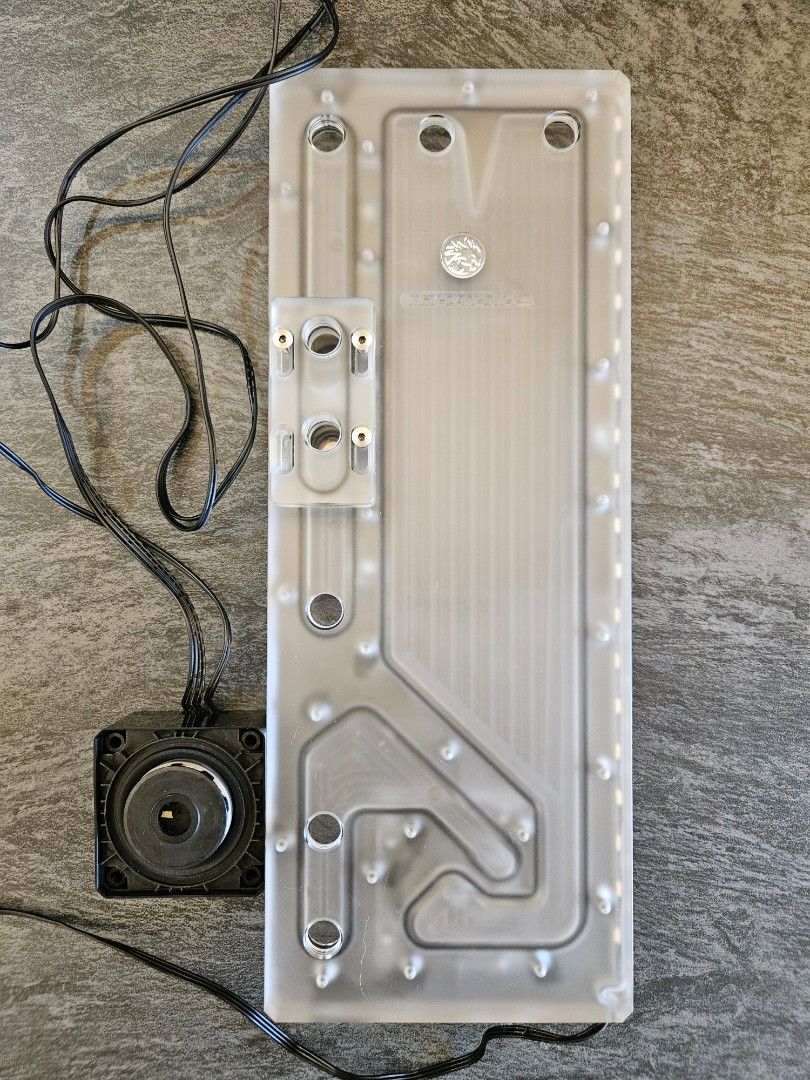 Lian Li 011 Distroplate w Pump, Computers & Tech, Parts & Accessories ...