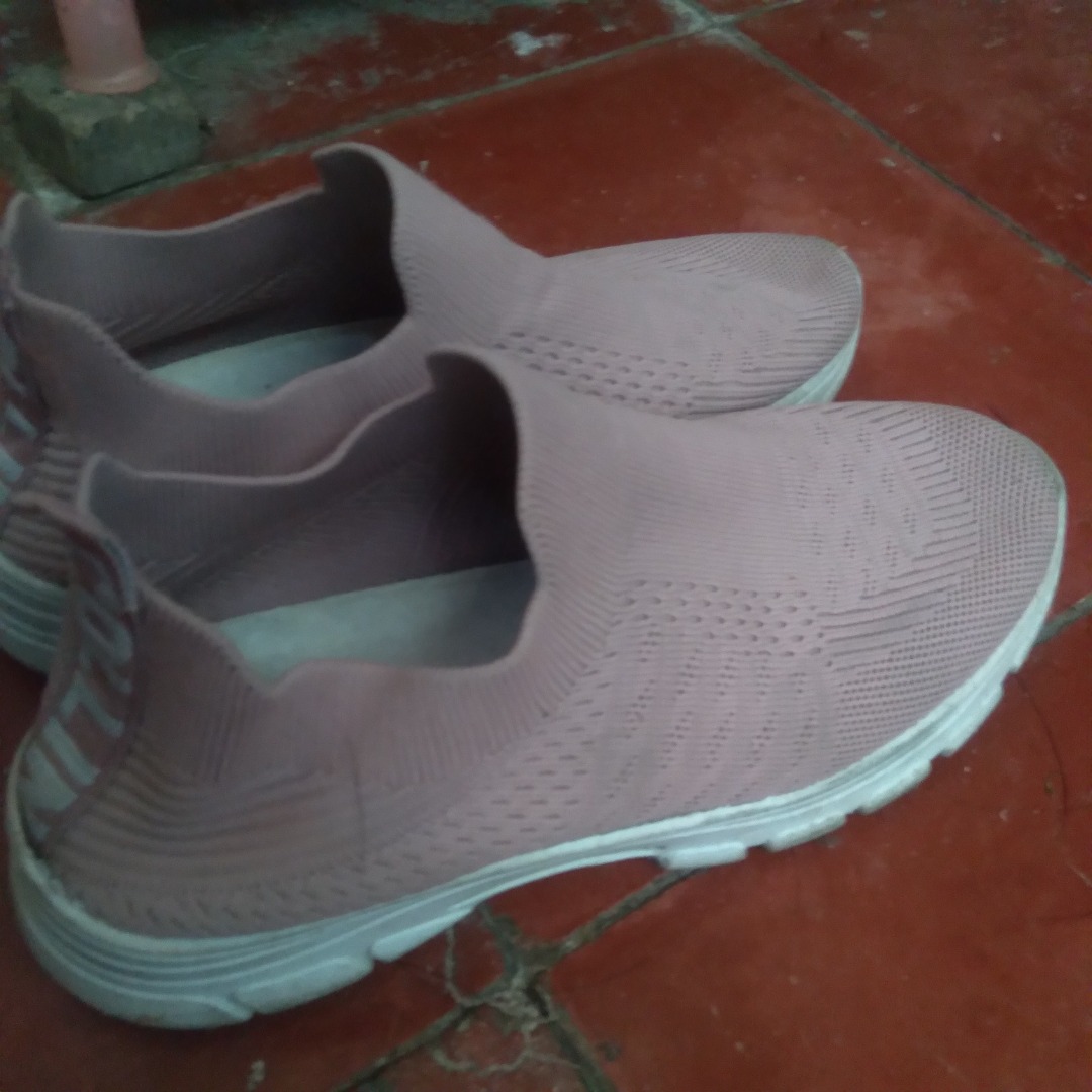 Sepatu sneakers pink, Fesyen Wanita, Sepatu di Carousell