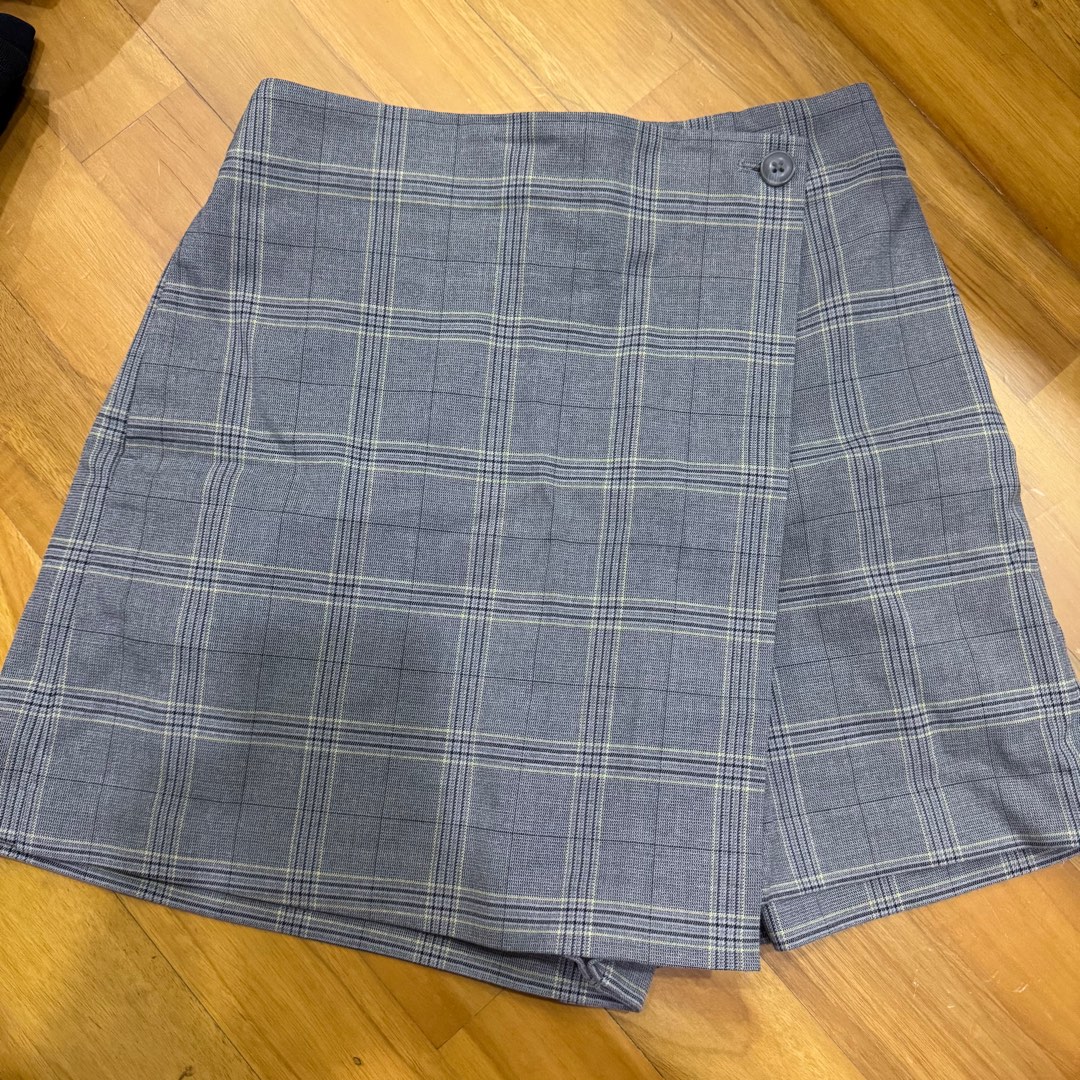 uniqlo grey checkered skorts, Women's Fashion, Bottoms, Skirts on Carousell
