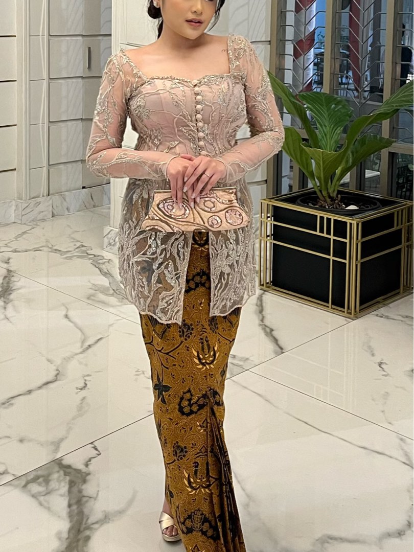 Kebaya wisuda bridesmaid sabrina off shoulder wide neck, Fesyen Wanita ...