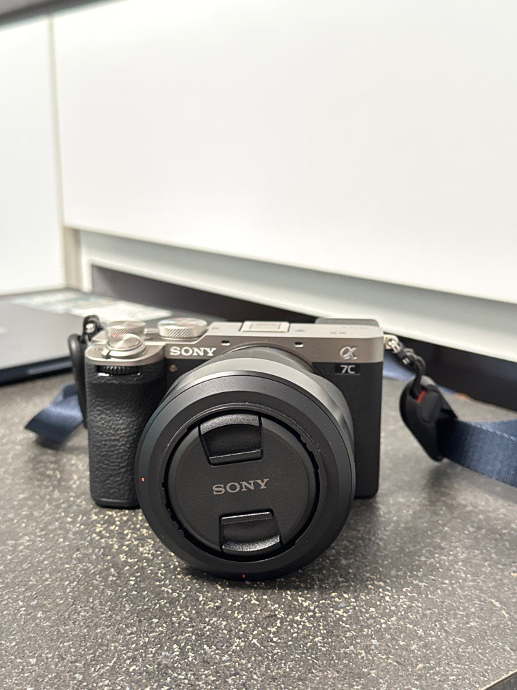 Sony A7C II + ZA 55mm f1.8 + Viltrox 28mm f5.6 + 兩舊原廠電池, 攝影器材, 相機 - Carousell