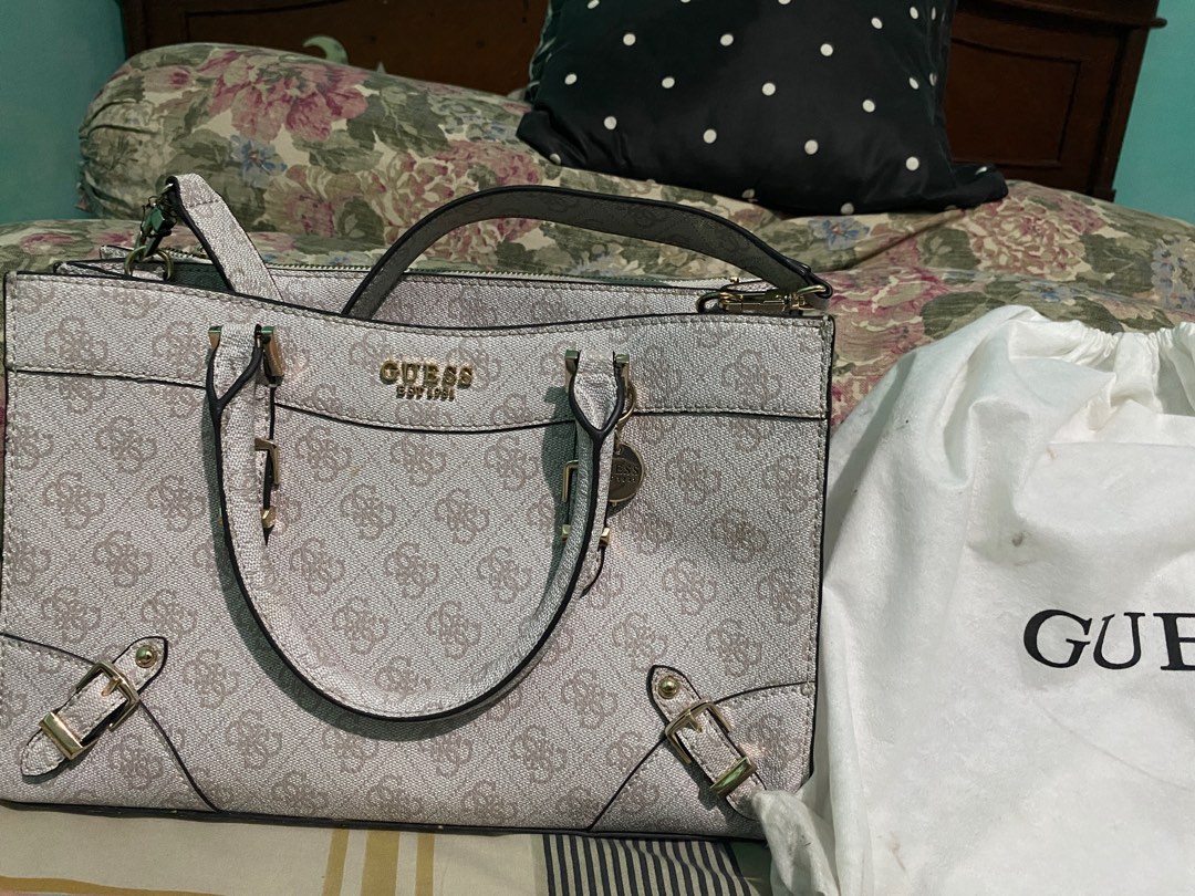 tas guess, Fesyen Wanita, Tas & Dompet di Carousell