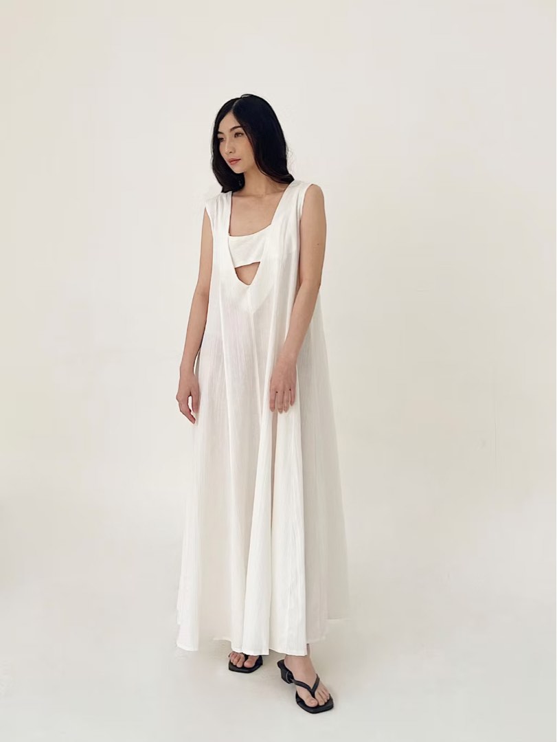 Rere Outlined White Linen Dress, Fesyen Wanita, Pakaian Wanita, Gaun ...