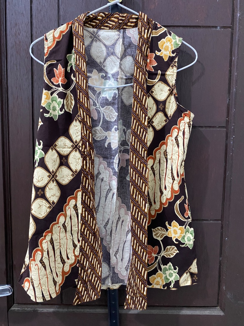 Rompi batik outer batik, Fesyen Wanita, Pakaian Wanita, Atasan di Carousell