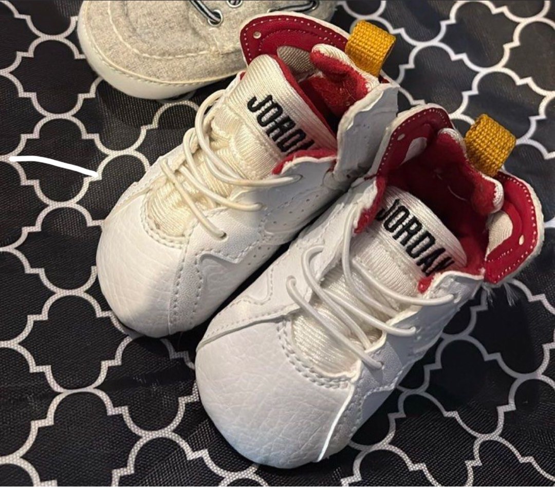 Sepatu Nike Air Jordan Merah Putih, Bayi & Anak, Baju Bayi di Carousell