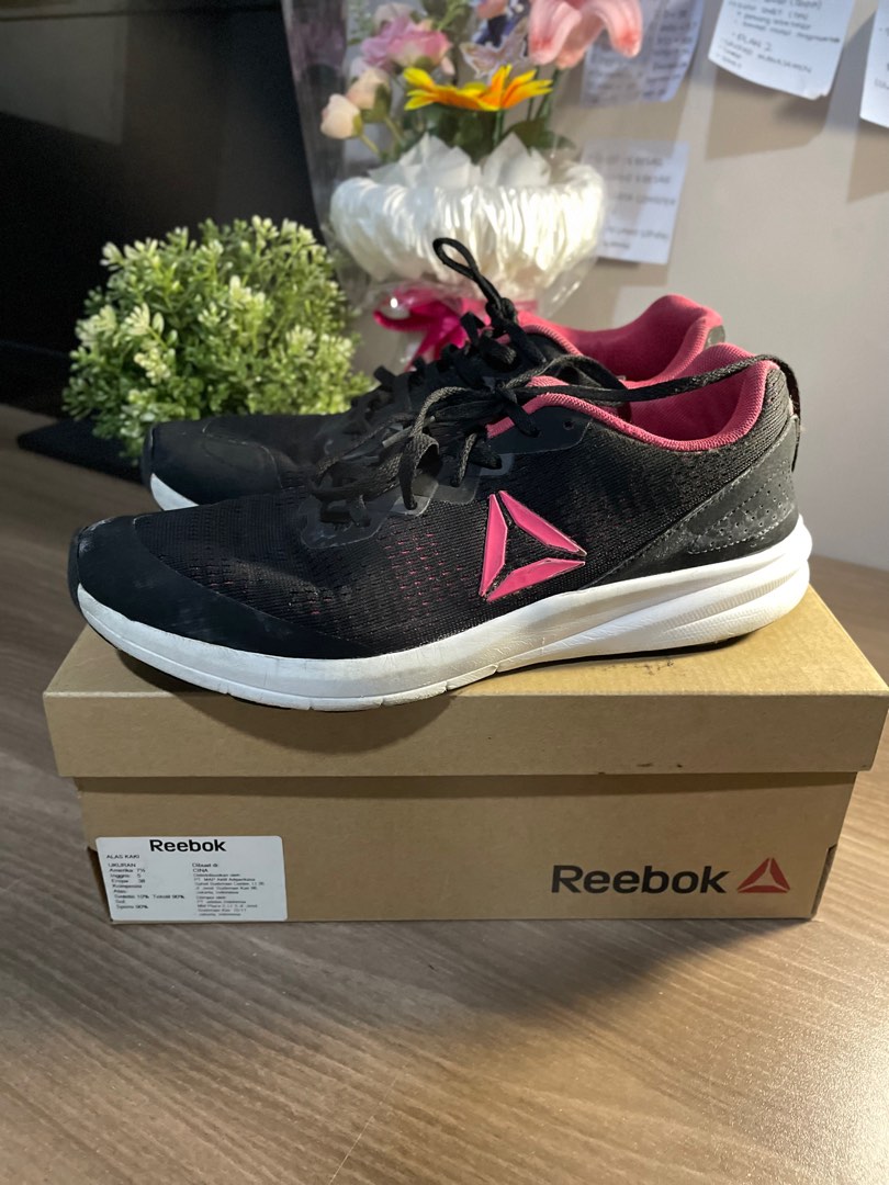 sepatu reebok uk 39, Fesyen Wanita, Sepatu di Carousell