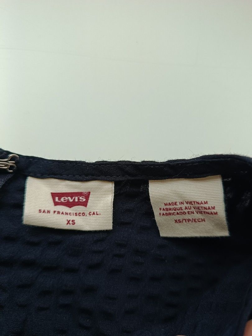 🖤 Levi’s Black Puff Sleeve Top (XS), Women's Fashion, Tops, Blouses on ...