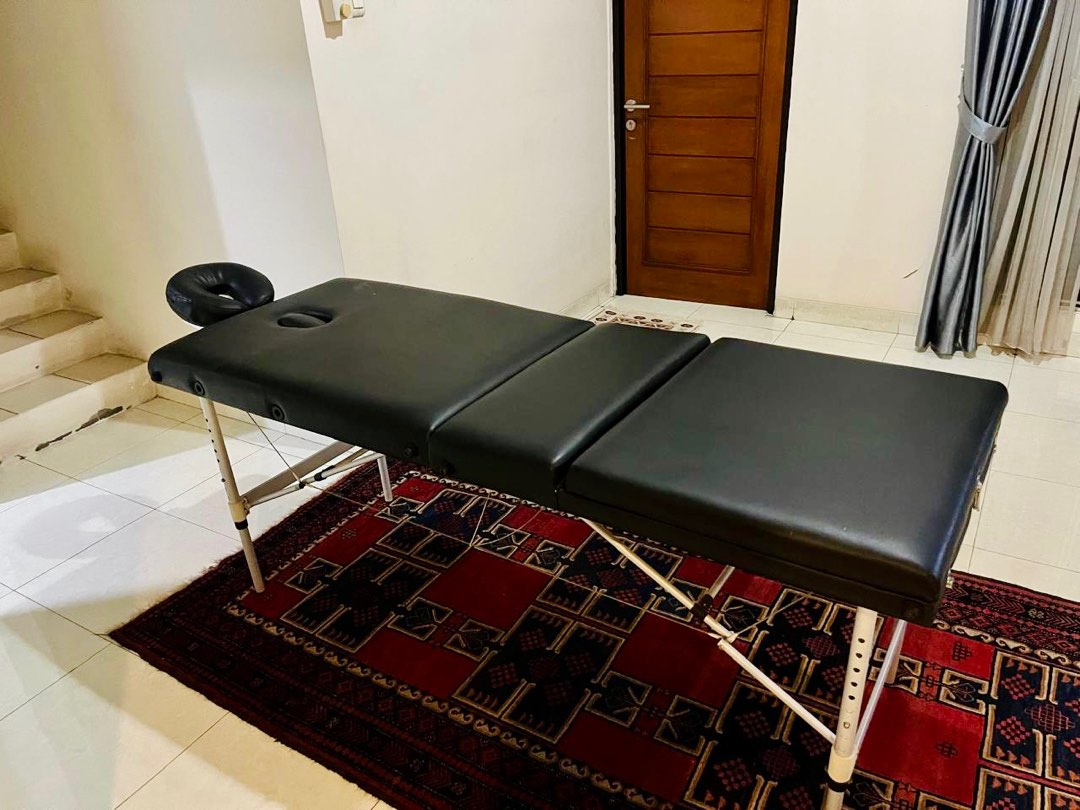 Meja pijat, jarang dipakai, Perabotan Rumah di Carousell