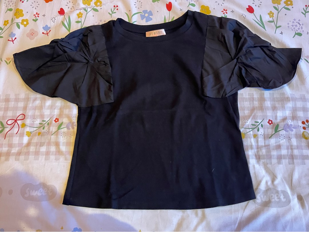 TOP HITAM LENGAN PUFFY, Fesyen Wanita, Pakaian Wanita, Atasan di Carousell