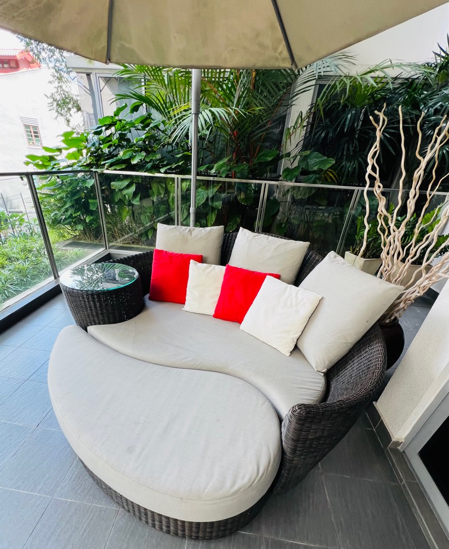 Outdoor daybed with attached side table with glass top (OHMM ...