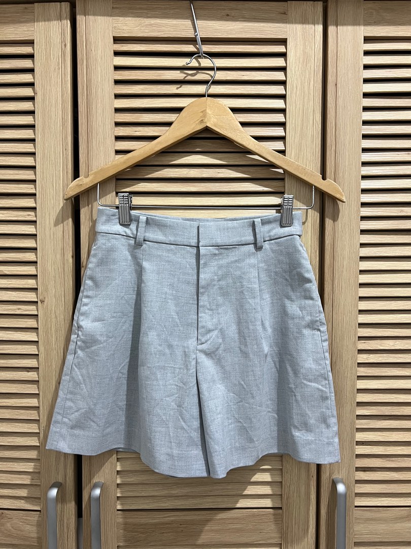 Uniqlo Smart Pleated Shorts Gray, Women's Fashion, Bottoms, Shorts on ...