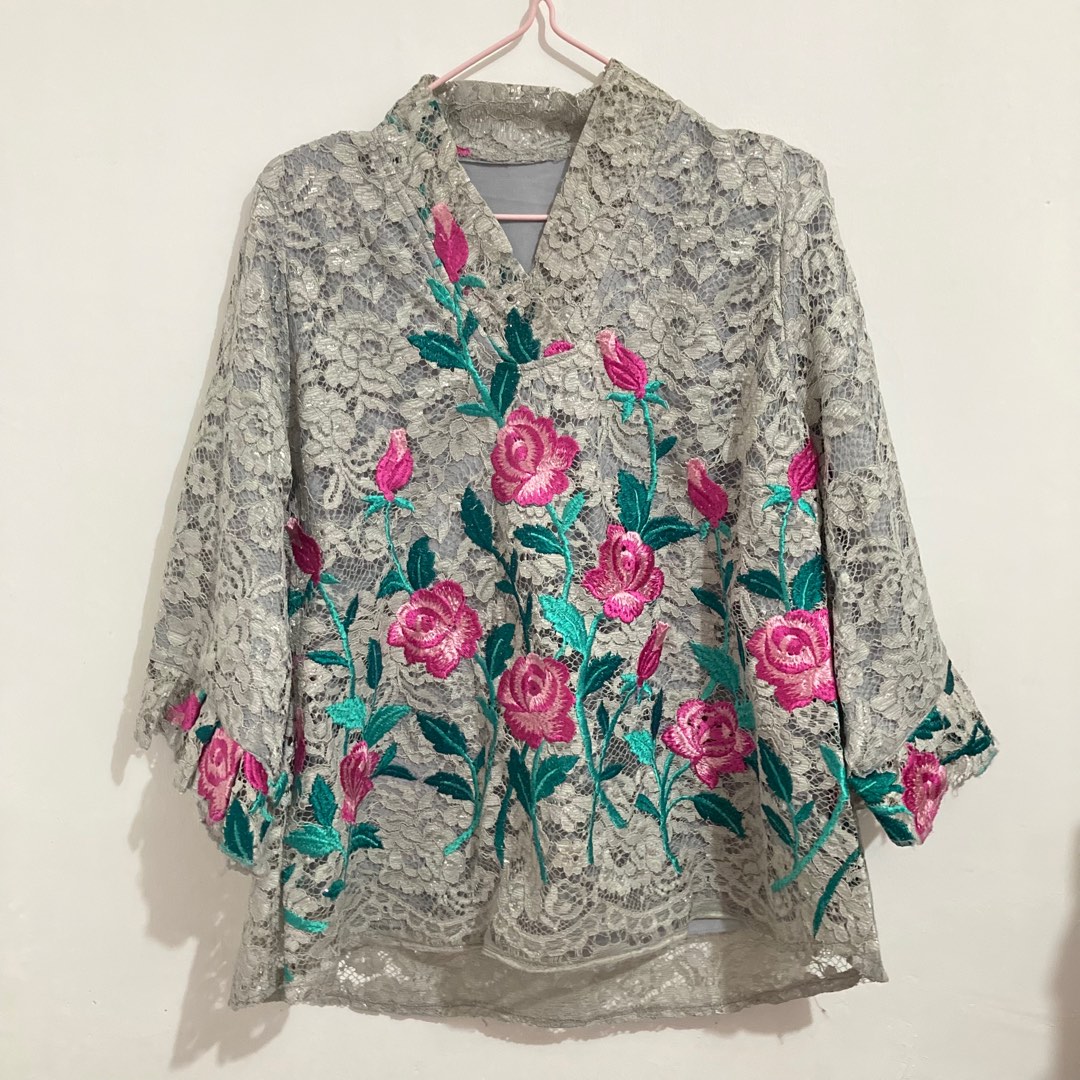 Brokat Bunga Abu, Fesyen Wanita, Pakaian Wanita, Atasan di Carousell