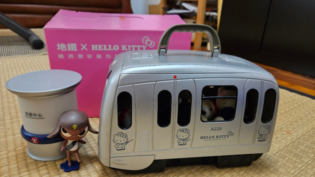港鐵xHello Kitty 連公仔, 興趣及遊戲, 玩具 & 遊戲類 - Carousell