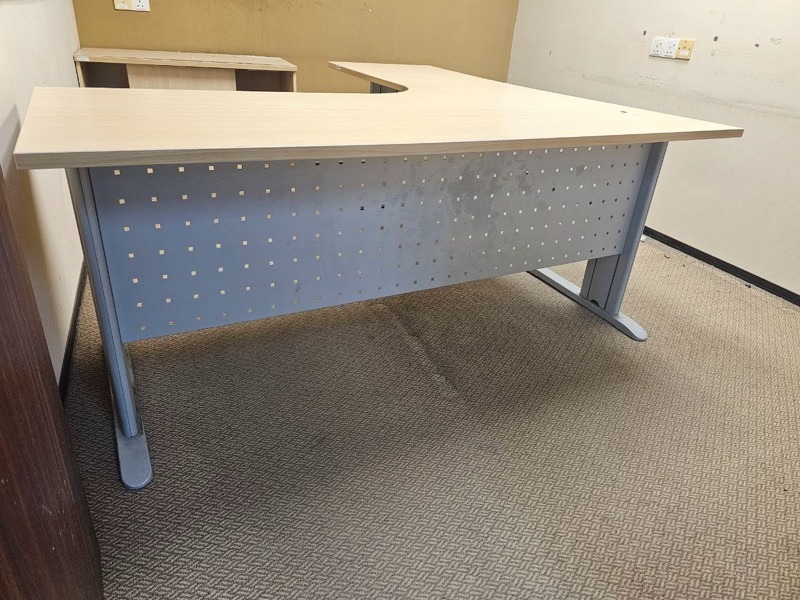 YC71K Meja Tulis 6 x 6 Feet L Shape Writing Table Metal Leg Oak ...