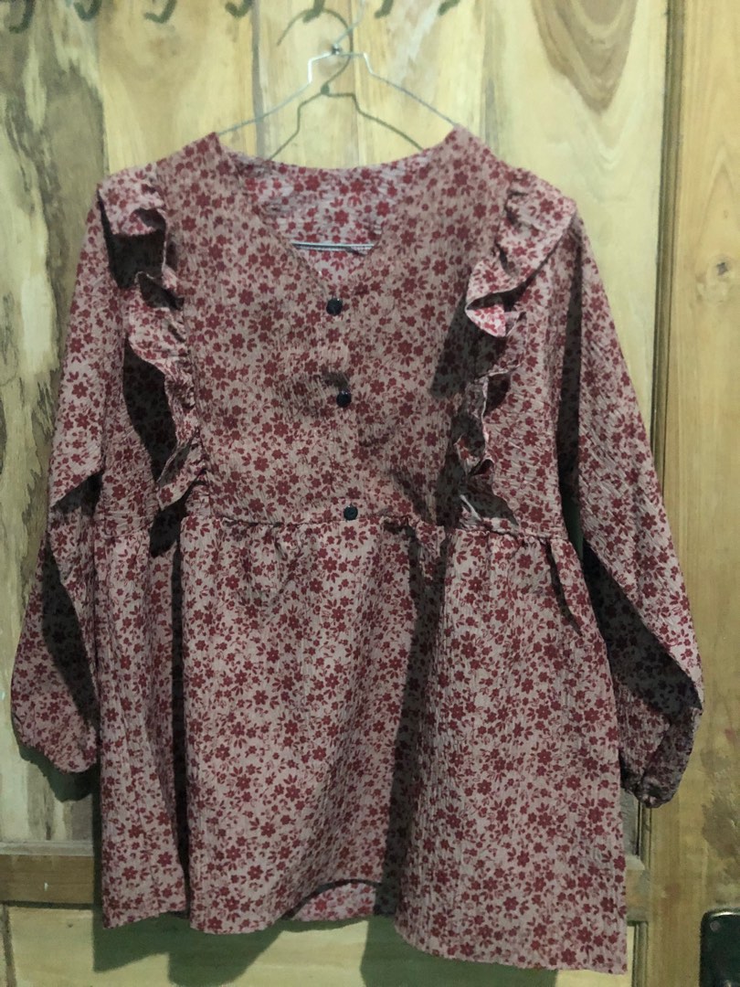 blouse bunga maroon, Fesyen Wanita, Pakaian Wanita, Atasan di Carousell