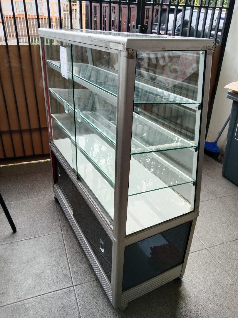 Etalase kue/ roti/ makanan, Perabotan Rumah di Carousell