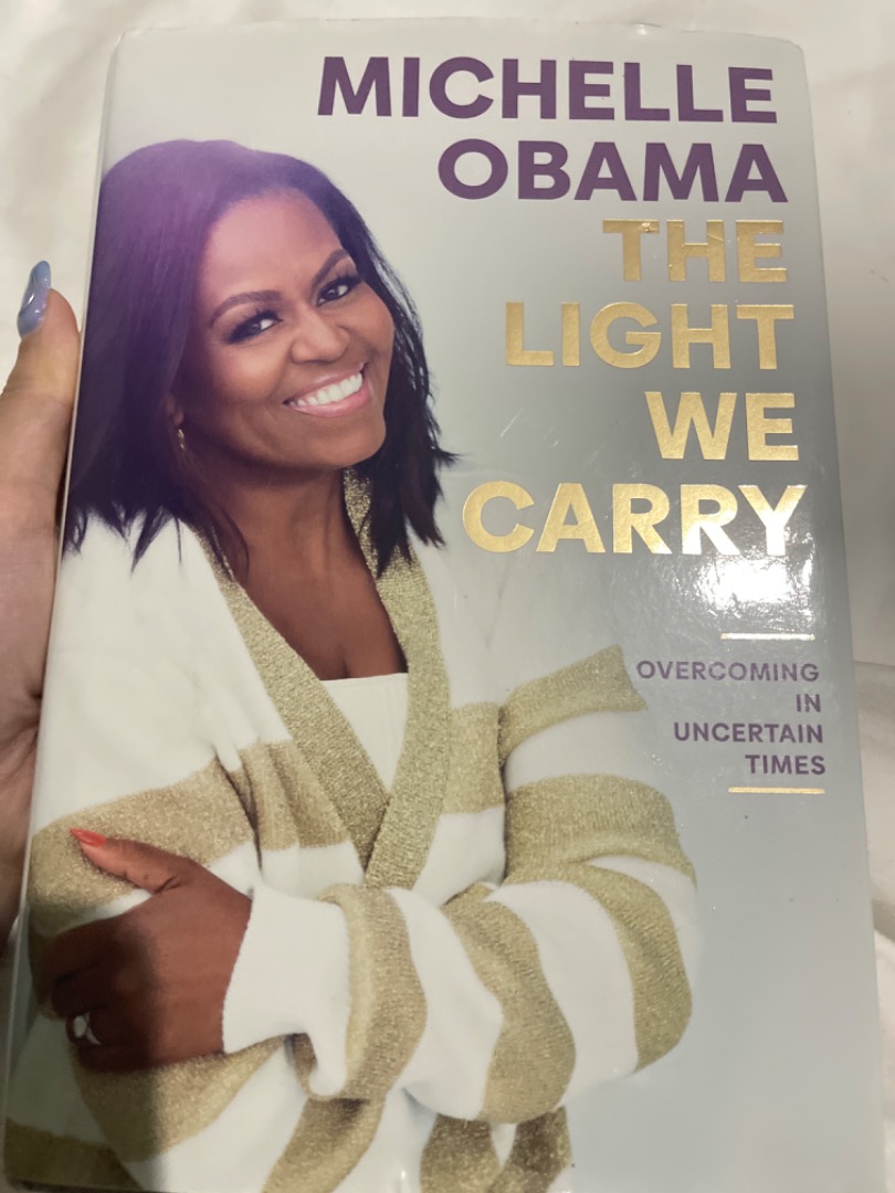 Michelle Obama the light we carry, Buku & Alat Tulis, Buku di Carousell