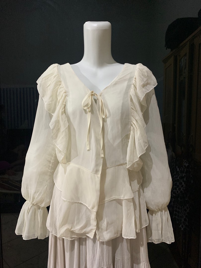 Ruffle top cream | outer fairy core | atasan cream vintage, Fesyen ...